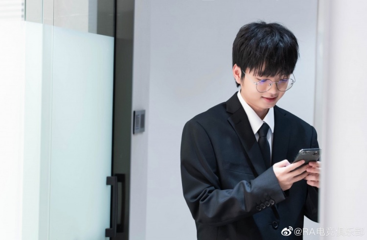 RA官方分享iBoy全明星主宣传片拍摄花絮：西装怎么永远显大-直播吧zhibo8.cc