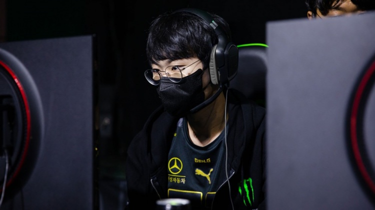 GEN分享粉丝见面会返图：Ruler与Lehends的亲密互动-直播吧zhibo8.cc