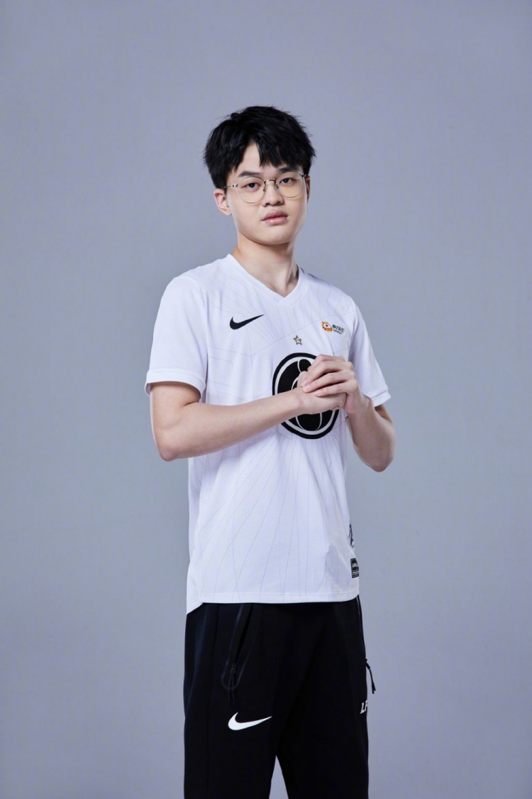 iG官博晒春季赛定妆照：Neny、Xun、教练Loong-直播吧zhibo8.cc