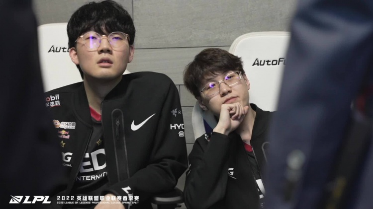 EDG后台花絮：Scout和Xiaoxiang为何这么开心？-直播吧zhibo8.cc