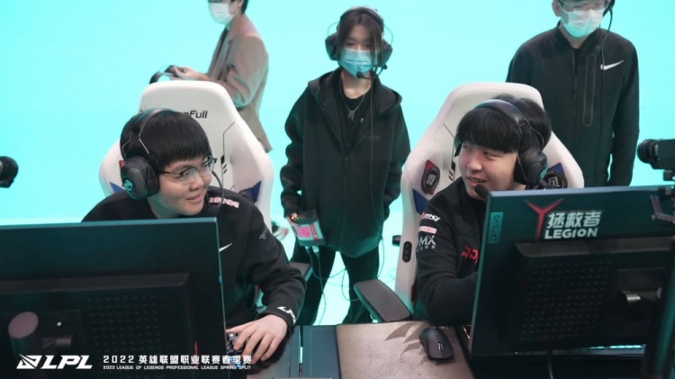 LPL赛前花絮：369与Kanavi相视一笑 尽在不言中-直播吧zhibo8.cc