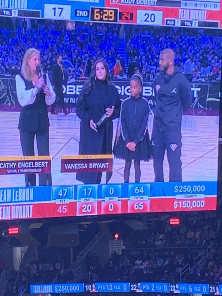 首届科比&Gigi-布莱恩特WNBA宣传奖！瓦妮莎现场为保罗颁奖-直播吧zhibo8.cc