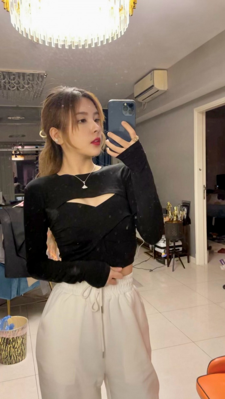 Rita分享照片：说好的周末出门晒太阳 人呢！-直播吧zhibo8.cc