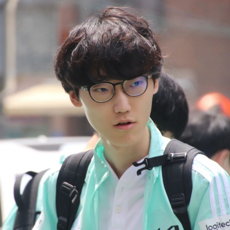 DK官方ins更新选手照片：有点乏的ShowMaker-直播吧zhibo8.cc