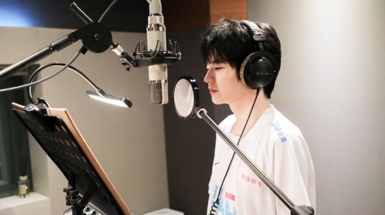 BLG分享Crisp唱LPL推广曲花絮：今天是高冷歌手-直播吧zhibo8.cc