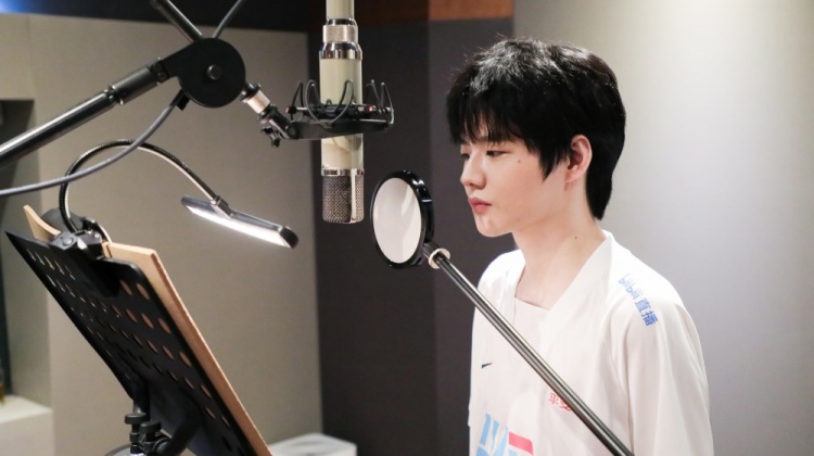 BLG分享Crisp唱LPL推广曲花絮：今天是高冷歌手-直播吧zhibo8.cc