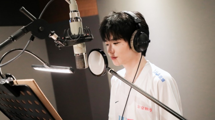 BLG分享Crisp唱LPL推广曲花絮：今天是高冷歌手-直播吧zhibo8.cc