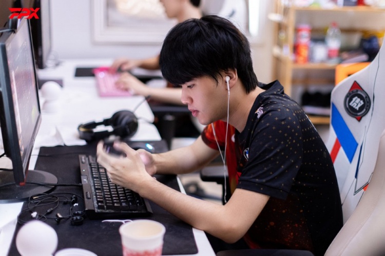 FPX赛前返图：Summit终于来到基地了-直播吧zhibo8.cc