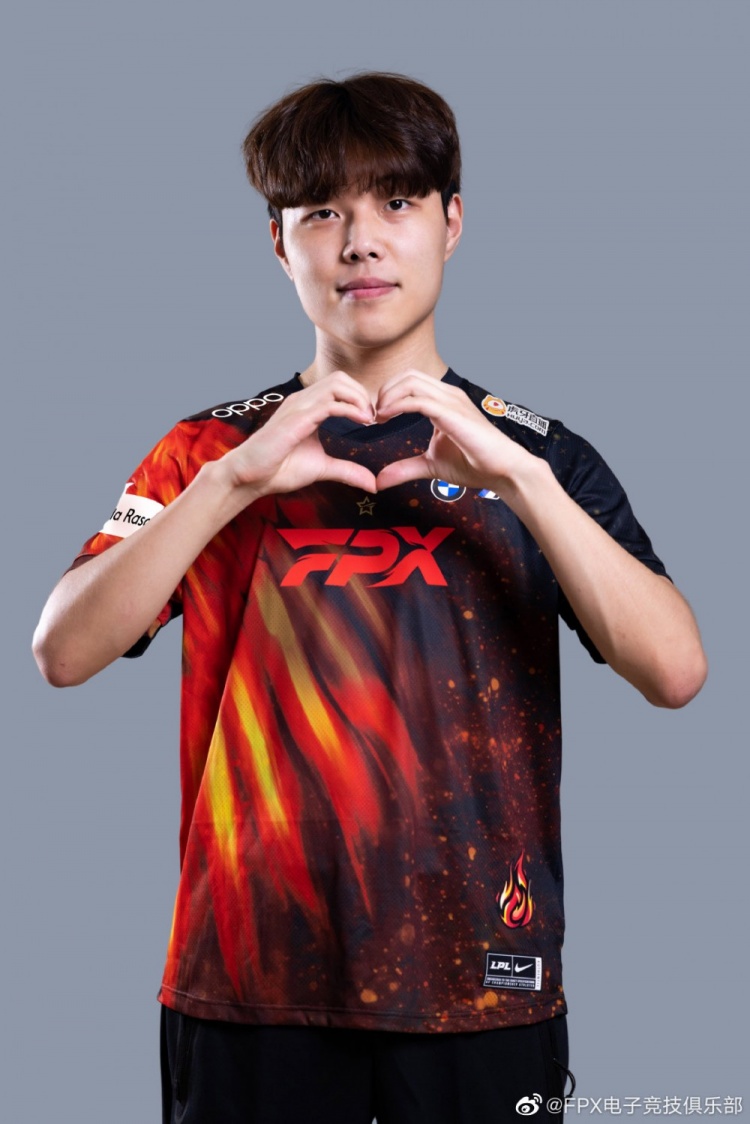 FPX官博分享Summit选手定妆照：携手前进，共创佳绩！-直播吧zhibo8.cc