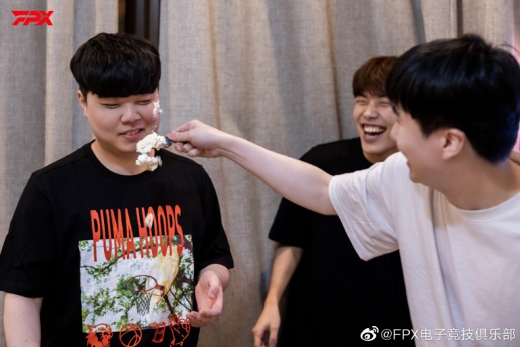 FPX官博更新：Clid生日会返图记录-直播吧zhibo8.cc