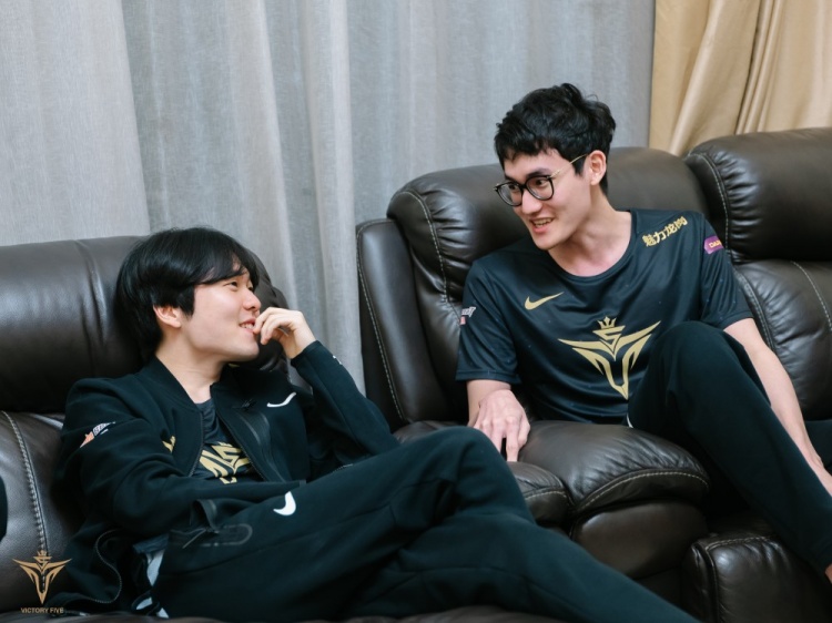 V5赛后返图：Karsa与Rookie相视而笑-直播吧zhibo8.cc