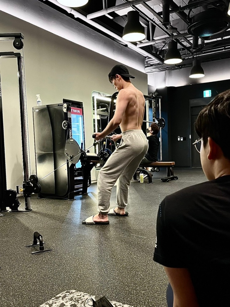 打野瑟提？T1.Oner选手ins更新健身照-直播吧zhibo8.cc