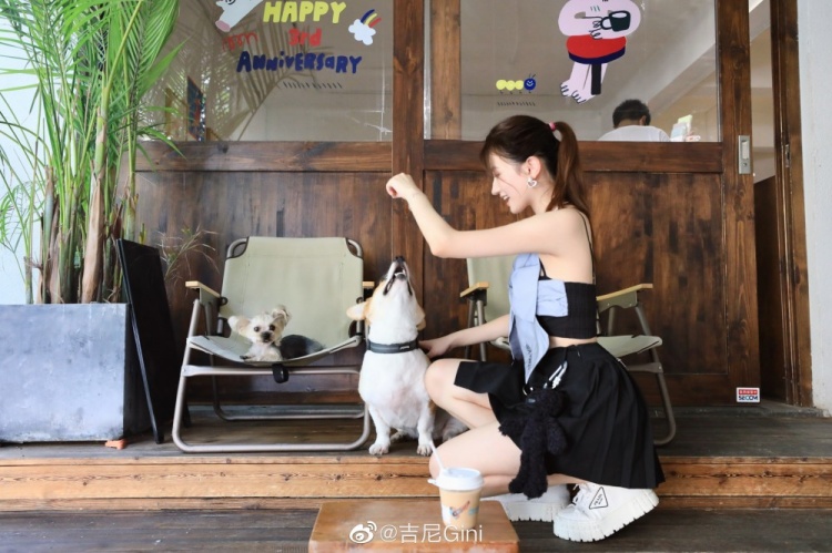 VSPN主持人吉尼晒照：夏日、咖啡和修勾！-直播吧zhibo8.cc