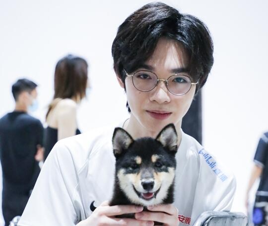 上当了！Doggo被icon骗，将直播间标题改成AD领袖：哇你好恶心啊-直播吧