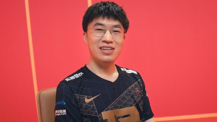 LPL健康操小剧场—Xiaohu篇：横刀立马，也要修图技法-直播吧