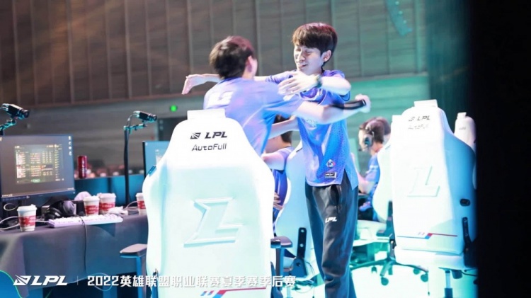 LPL官方分享后台视角：开心到手舞足蹈的Doinb和队友们拥抱庆祝-直播吧