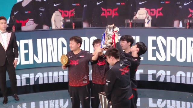 JDG夺冠时刻：全员开心捧杯，Yagao一手奖杯一手FMVP奖牌-直播吧