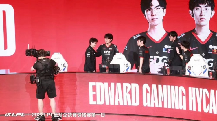 LPL选手花絮：EDG晋级S12 选手们开心的相拥在一起庆祝-直播吧