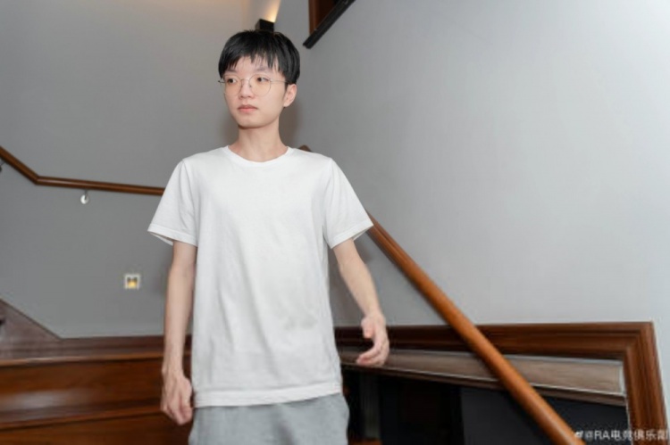 RA官博晒照：抖落一波iBoy照片让家人们开心下-直播吧