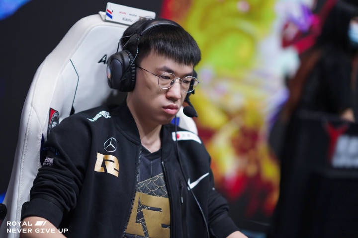 小虎看AJ从总部带走银龙杯：AJ是不是唯一在这打上单没拿冠军的-直播吧