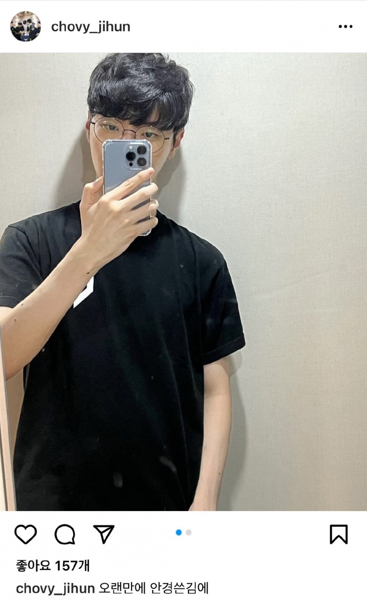 Chovy更新INS动态：好久没戴眼镜了-直播吧