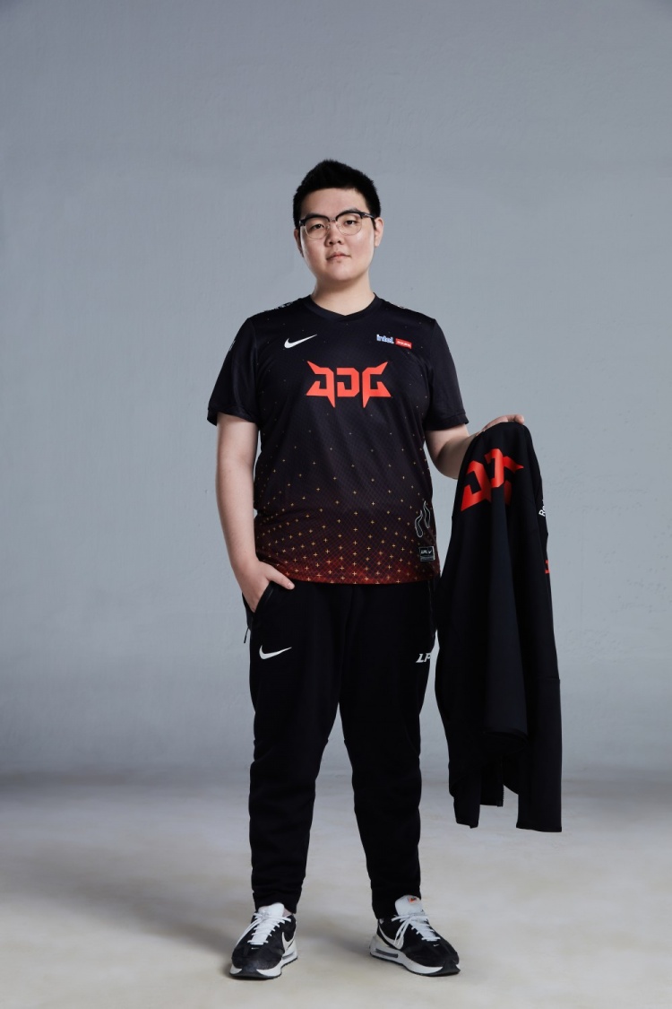 JDG选手S12定妆照：此志无双，JDG加油！-直播吧