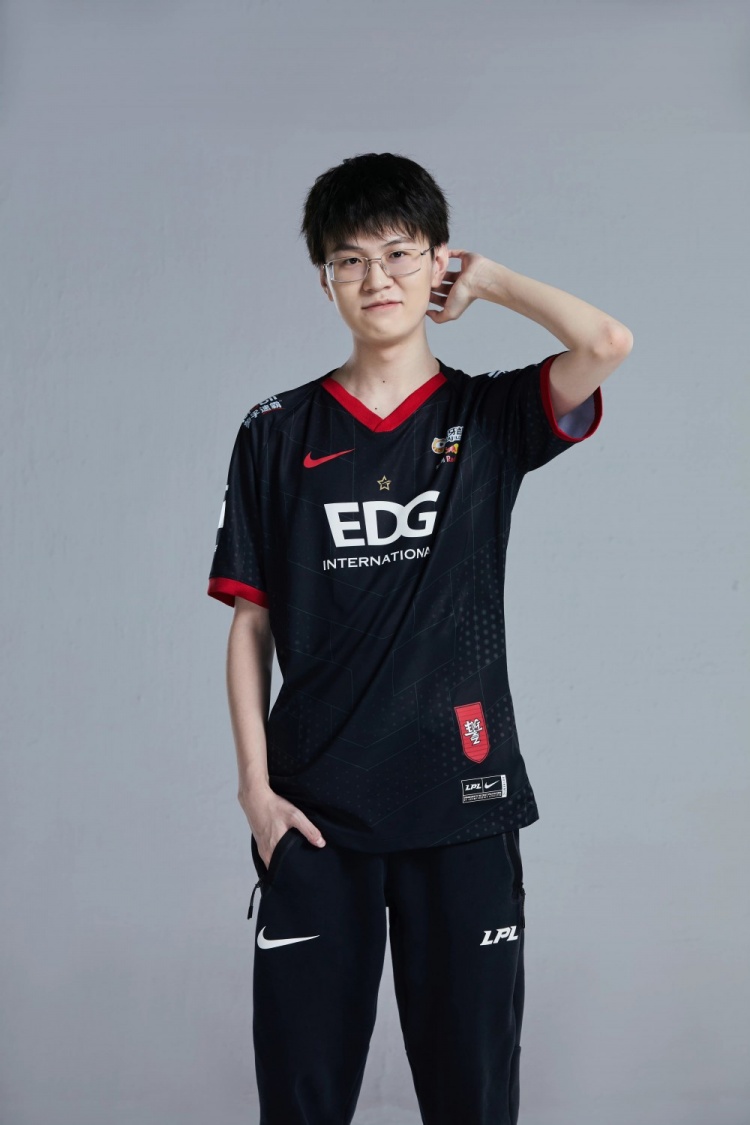 EDG选手S12定妆照：以骑士之誓，为荣誉而战-直播吧