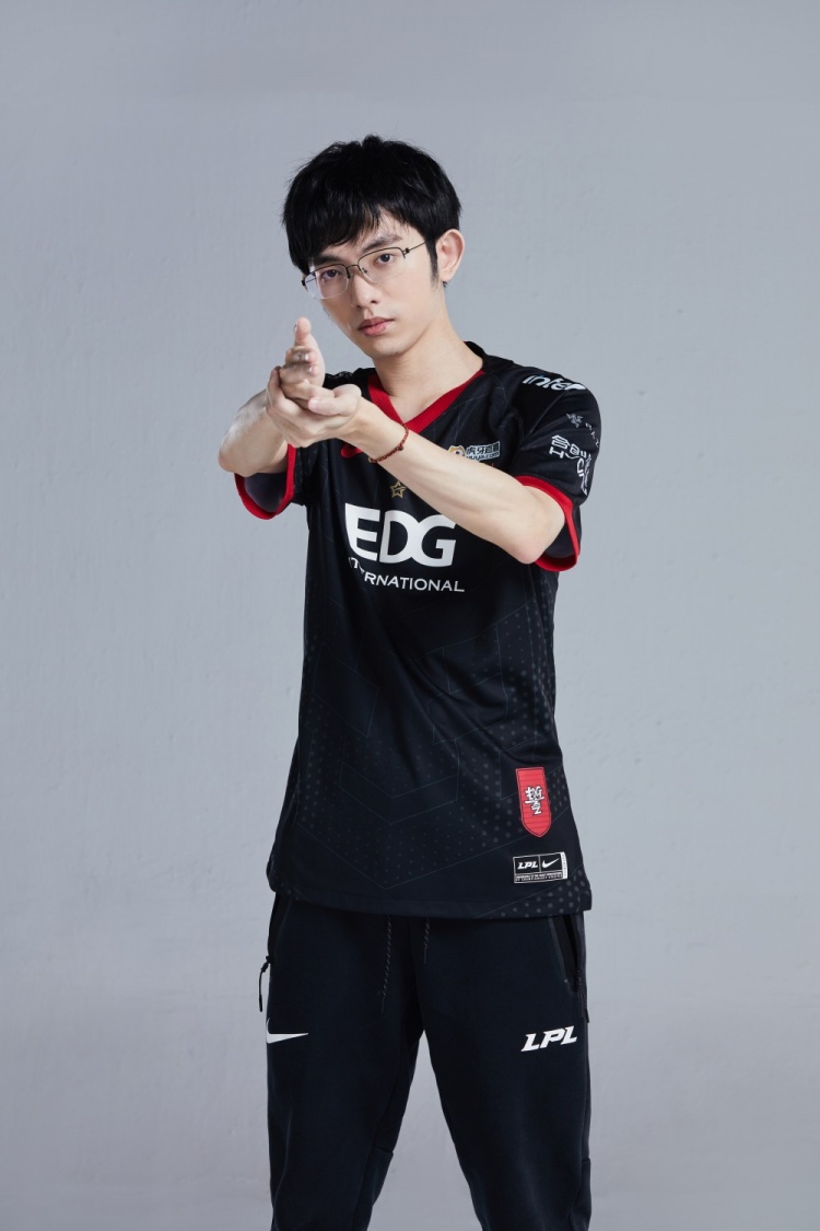 EDG选手S12定妆照：以骑士之誓，为荣誉而战-直播吧