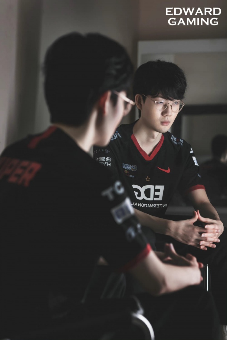 EDG定妆照拍摄花絮：飞云游龙，镜中乾坤！-直播吧