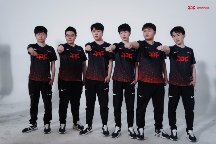 JDG官博晒集体定妆照：大家世界赛加油冲冲冲！-直播吧