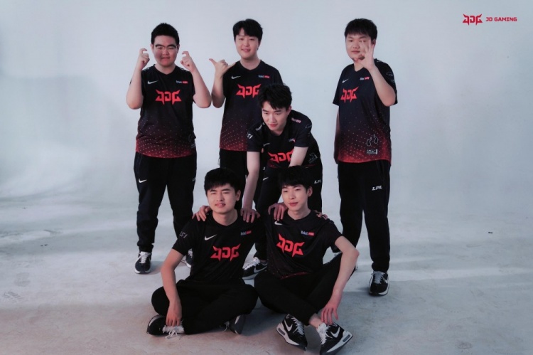 JDG官博晒集体定妆照：大家世界赛加油冲冲冲！-直播吧