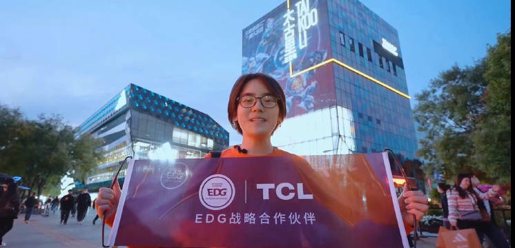 TCL为EDG花式应援：机车，骑马，巨幅TIFO，甚至还有纳斯达克大屏-直播吧