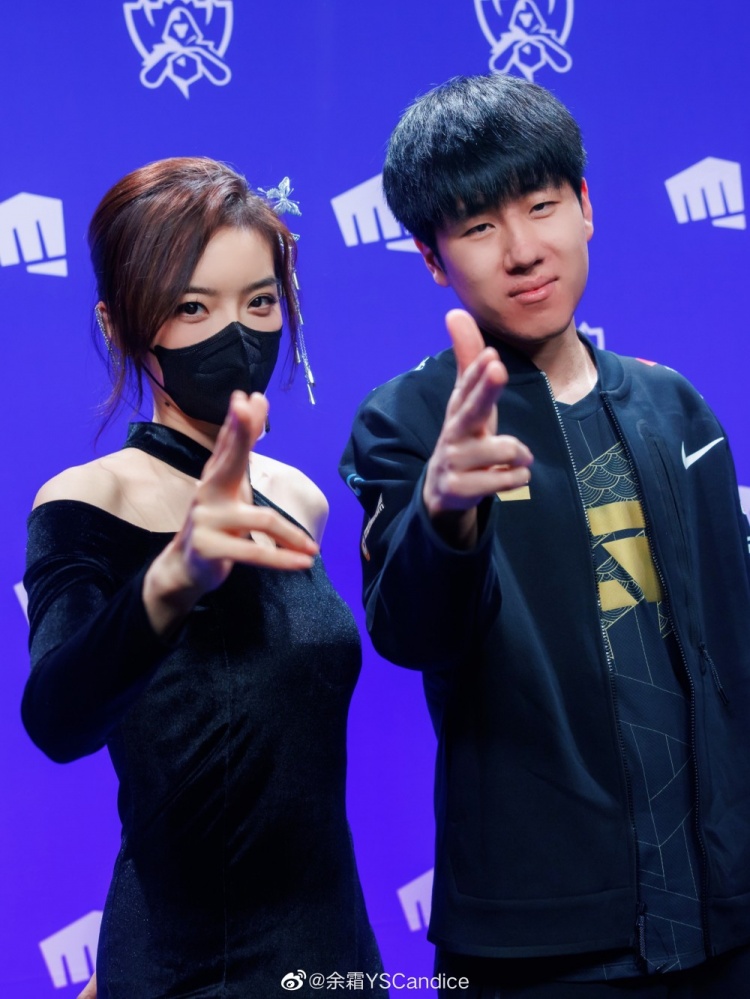 余霜分享LPL选手采访照：继续向前冲！变得更强大吧！加油加油！-直播吧