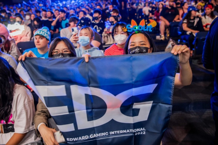 S12现场返图：热情的粉丝为EDG举牌应援-直播吧