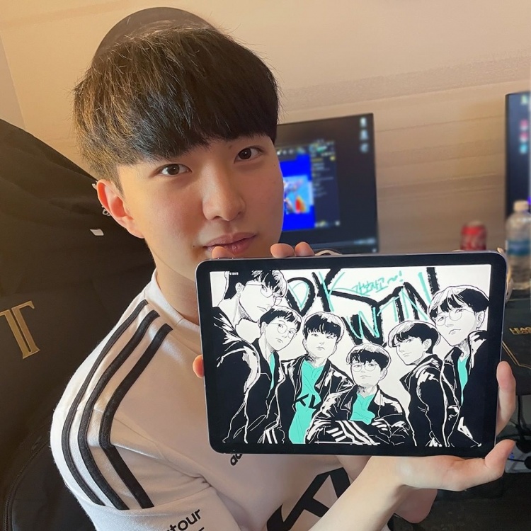 DK官方晒照：选手们选择的最棒加油应援图 托粉丝的福进了8强！-直播吧