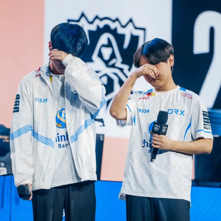 LoLesports官推返图：Deft与Pyosik在接受采访时泪洒现场-直播吧