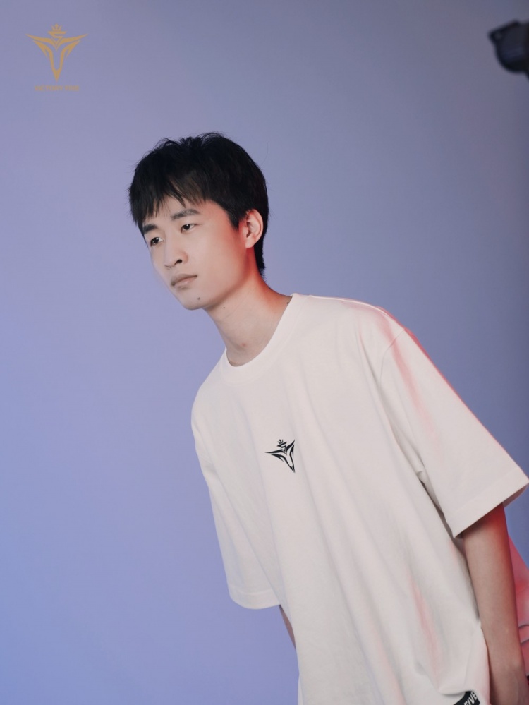 V5更新选手拍摄花絮：Rookie双手交叉摆pose-直播吧