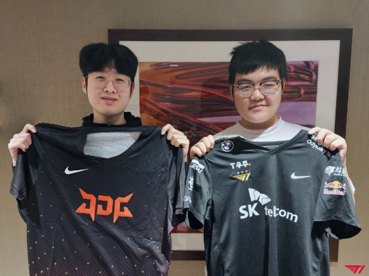 T1官博晒照：Zeus选手与369选手互换队服-直播吧