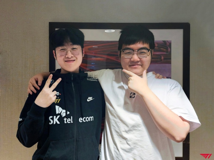 T1官博晒照：Zeus选手与369选手互换队服-直播吧