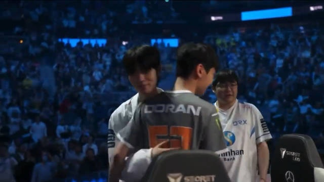 DRX vs GEN.G赛后握手环节：暖心Deft拥抱Doran-直播吧
