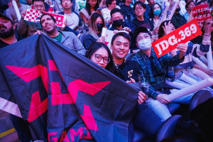 JDG发布S12粉丝应援返图：一起为热爱振臂高呼-直播吧