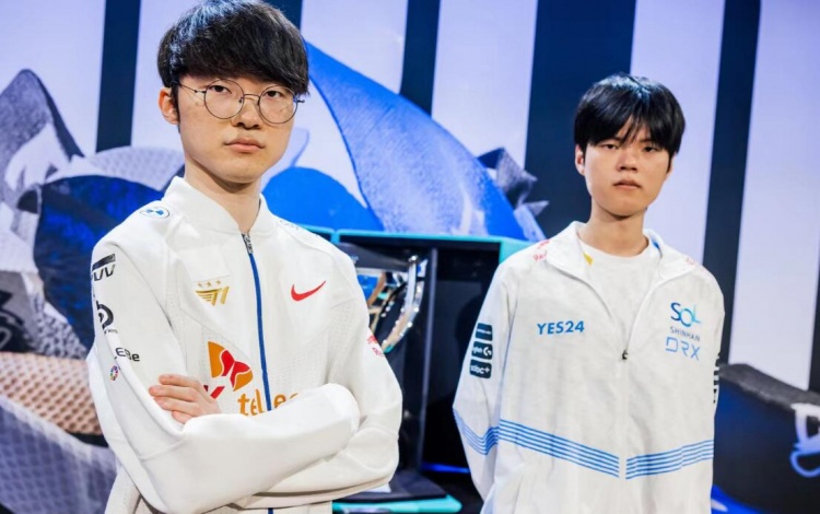 S12媒体日返图：Faker和Deft合影-直播吧