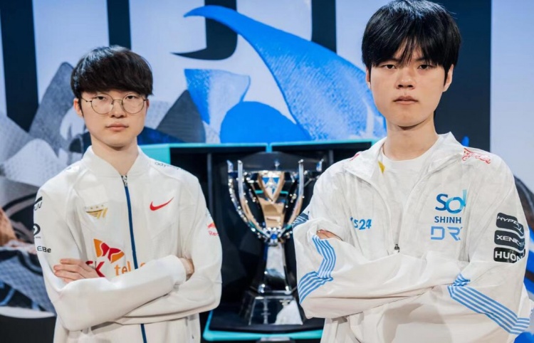 S12媒体日返图：Faker和Deft合影-直播吧