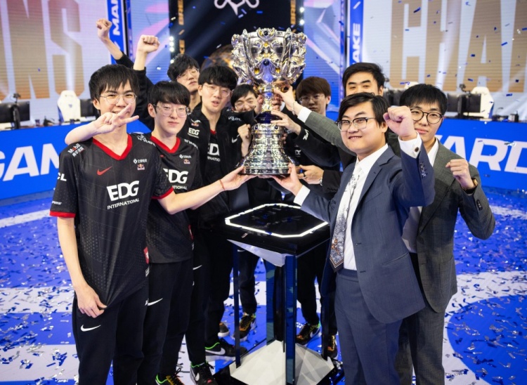 一年前的今天 EDG打破魔咒击败DK夺得世界赛冠军-直播吧