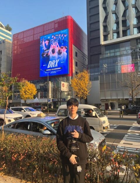 Deft更新ins：去打卡DRX夺冠应援广告了-直播吧