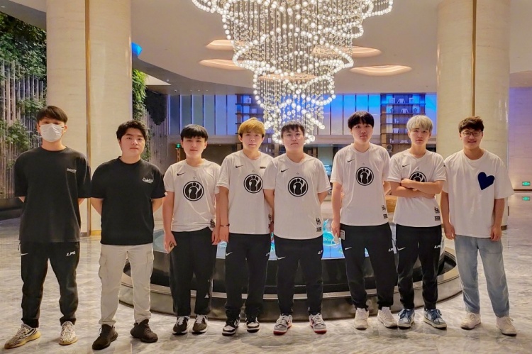 iG官博发布NEST赛后返图：neny和MG找了Bin哥合照-直播吧