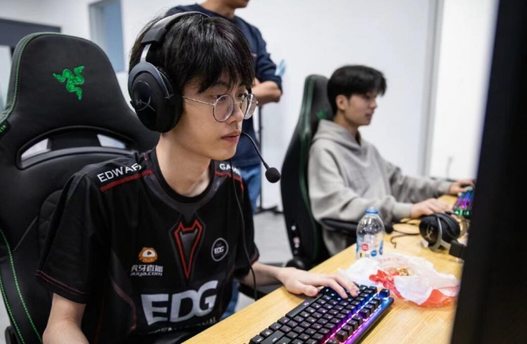 EDG决赛返图：不负热爱，踏足山巅-直播吧