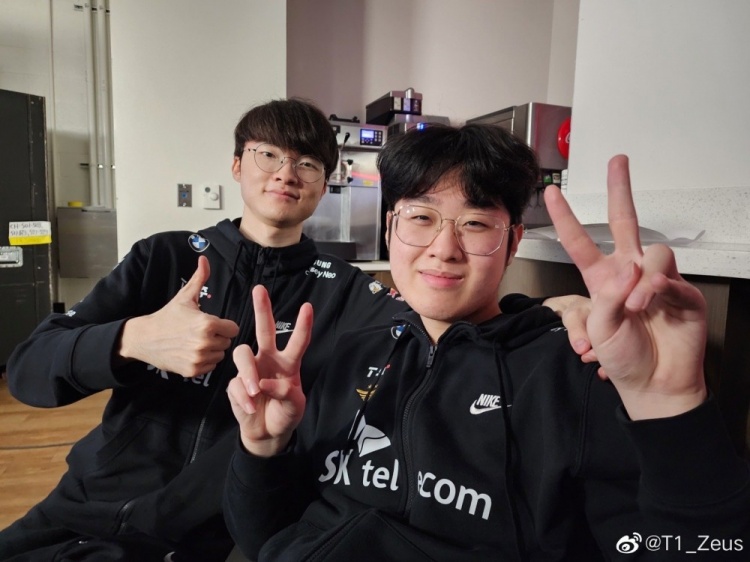 大哥续约了！Zeus更博晒合照：Faker你好-直播吧