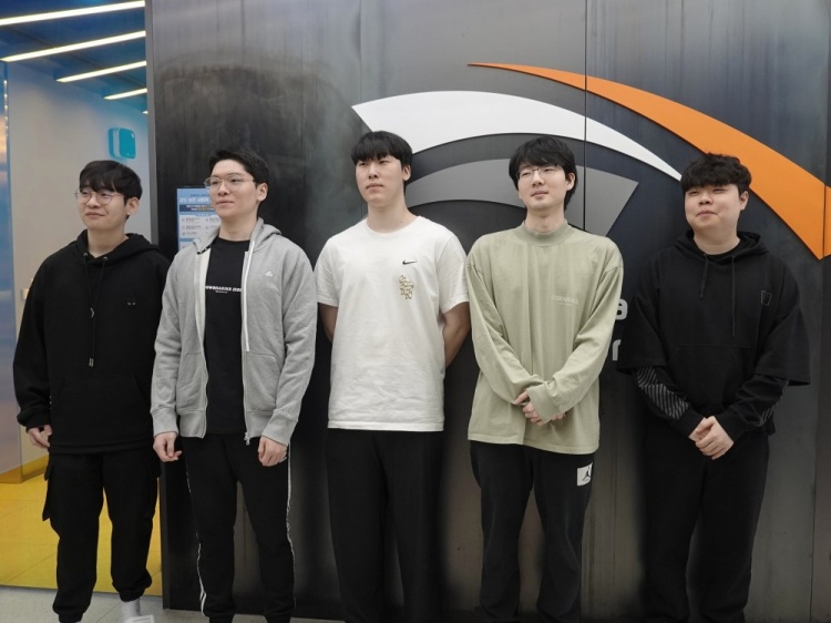 HLE：Kingen、Clid、Zeka、Viper、Life五位选手基地集结！-直播吧