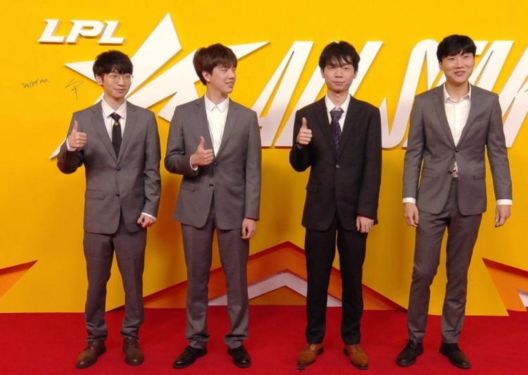 LPL全明星红毯仪式：解说杯全明星 小伞胸肌很大 957偷神超西装-直播吧